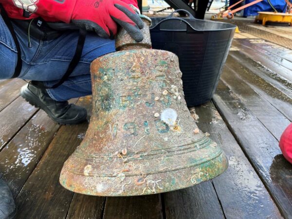 Bell from famous US WWI destroyer sunk off Scillies returned to its ...